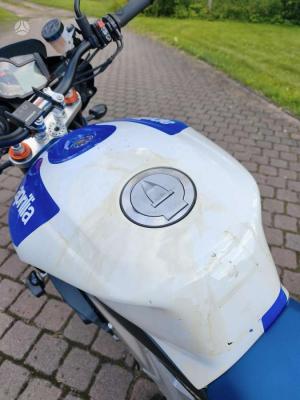 Aprilia Tuono 2008 Viļņa, ar dzinēja tilpumu 1.00 L un nobraukumu 14 tūkst. km par 2950 €, foto 6 vietnē AUTOMOTO.COM.LV