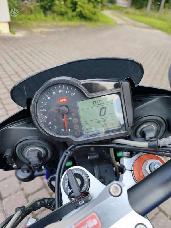 Aprilia Tuono 2008 Viļņa, ar dzinēja tilpumu 1.00 L un nobraukumu 14 tūkst. km par 2950 €, foto 6 vietnē AUTOMOTO.COM.LV