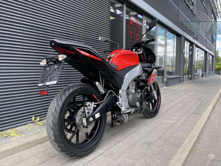 Aprilia Tuono 2017 in Riga, with an engine capacity of 0.13 L and mileage of 9 thousand km for 2799 €, photo 5 on AUTOMOTO.COM.LV