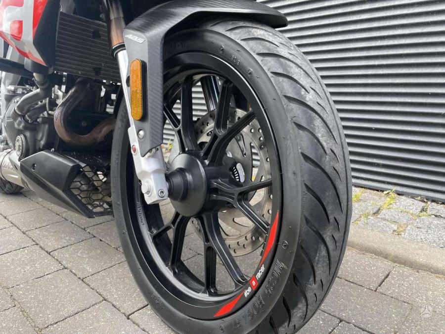 Aprilia Tuono 2017 in Riga, with an engine capacity of 0.13 L and mileage of 9 thousand km for 2799 €, photo 15 on AUTOMOTO.COM.LV