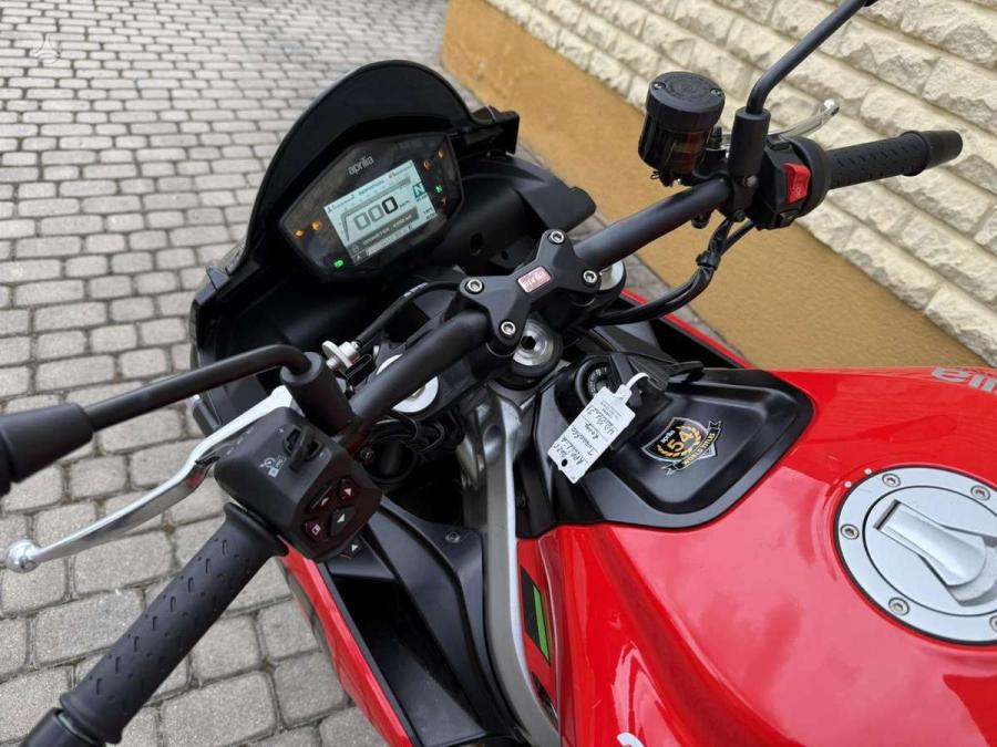 Aprilia Tuono 2025 Tauragė, ar dzinēja tilpumu 0.66 L un nobraukumu 4 tūkst. km par 7400 €, foto 7 vietnē AUTOMOTO.COM.LV