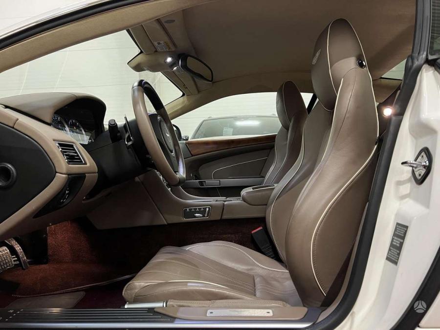 Balts Aston Martin DB9 2015 Viļņa, ar dzinēja tilpumu 5.94 L un nobraukumu 59 tūkst. km par 69999 €, foto 18 vietnē AUTOMOTO.COM.LV