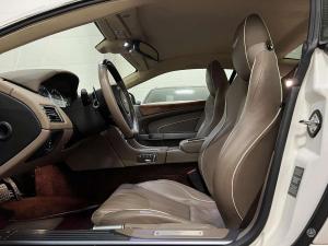Balts Aston Martin DB9 2015 Viļņa, ar dzinēja tilpumu 5.94 L un nobraukumu 59 tūkst. km par 79999 €, foto 18 vietnē AUTOMOTO.COM.LV