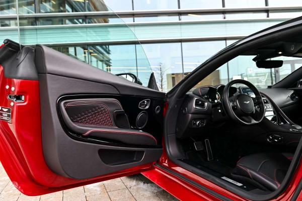 Red Aston Martin DBS 2022 in Vilnius, with an engine capacity of 5.20 L and mileage of 1 thousand km for 280000 €, photo 11 on AUTOMOTO.COM.LV