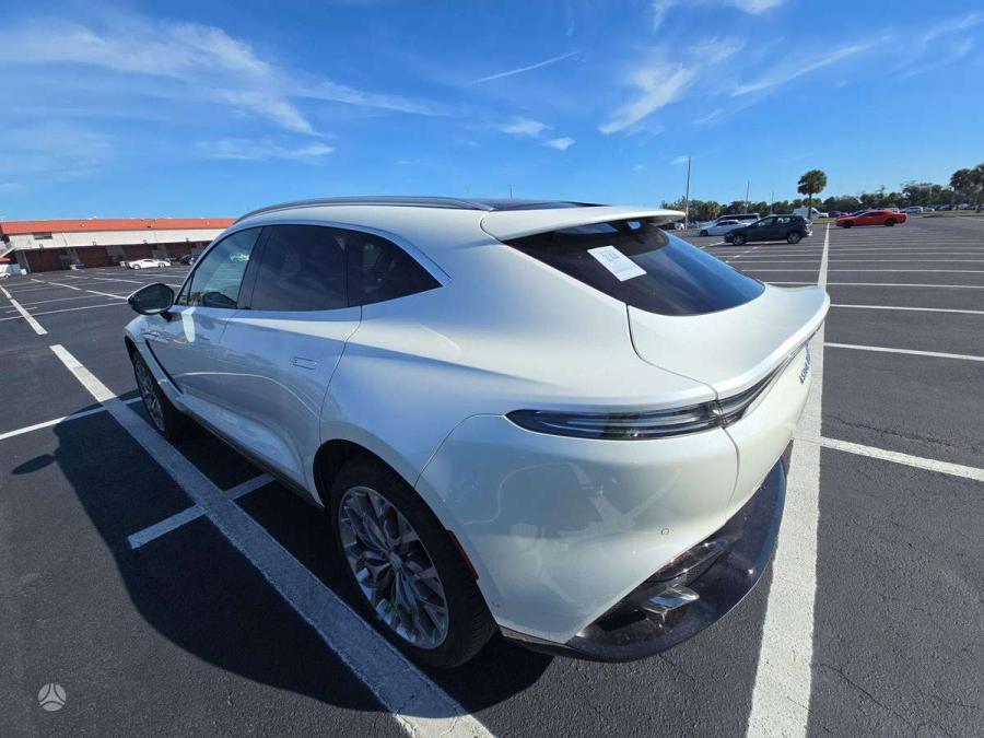 White Aston Martin DBX 2021 in Siauliai, with an engine capacity of 4.00 L and mileage of 76 thousand km for 64500 €, photo 3 on AUTOMOTO.COM.LV