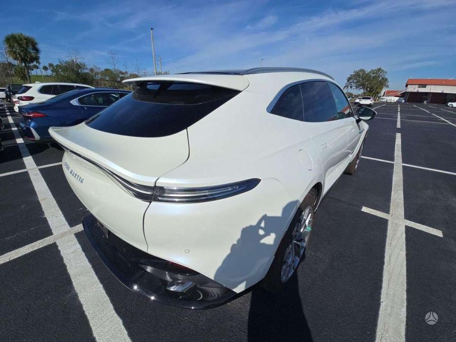 White Aston Martin DBX 2021 in Siauliai, with an engine capacity of 4.00 L and mileage of 76 thousand km for 64500 €, photo 4 on AUTOMOTO.COM.LV