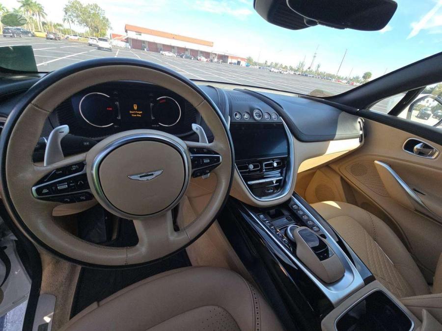 White Aston Martin DBX 2021 in Siauliai, with an engine capacity of 4.00 L and mileage of 76 thousand km for 64500 €, photo 8 on AUTOMOTO.COM.LV