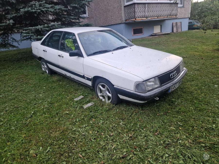 Black Audi 100 1986 in Salcininkai, with an engine capacity of 2.23 L and mileage of 400 thousand km for 2300 €, photo 6 on AUTOMOTO.COM.LV