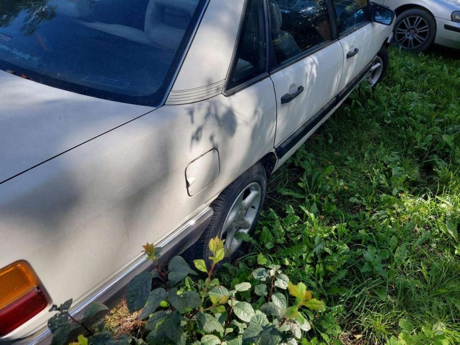 Black Audi 100 1986 in Salcininkai, with an engine capacity of 2.23 L and mileage of 400 thousand km for 2300 €, photo 11 on AUTOMOTO.COM.LV