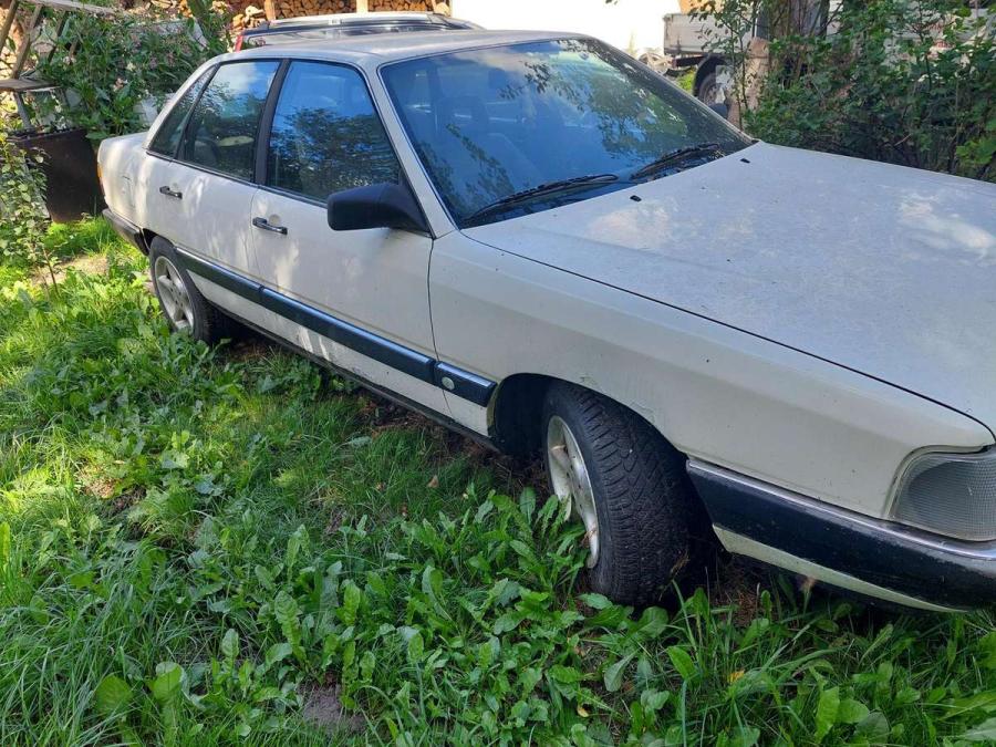 Black Audi 100 1986 in Salcininkai, with an engine capacity of 2.23 L and mileage of 400 thousand km for 2300 €, photo 12 on AUTOMOTO.COM.LV