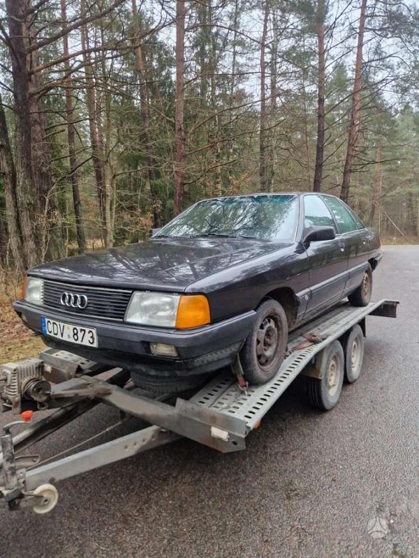 Melns Audi 100 1988 Panevēža, ar dzinēja tilpumu 1.99 L un nobraukumu 246 tūkst. km par 650 €, foto 3 vietnē AUTOMOTO.COM.LV