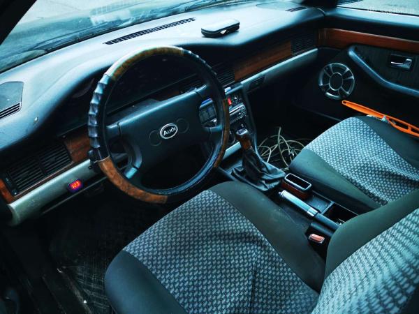 Black Audi 100 1988 in Visaginas, with an engine capacity of 2.30 L and mileage of 256 thousand km for 1000 €, photo 4 on AUTOMOTO.COM.LV