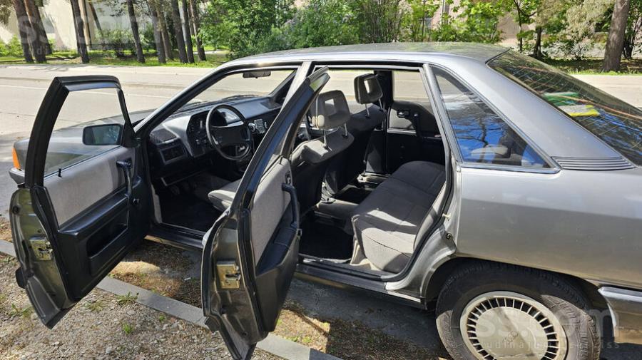 Grey Audi 100 1987 in Riga, with an engine capacity of 2.00 L and mileage of 214 thousand km for 1600 €, photo 4 on AUTOMOTO.COM.LV
