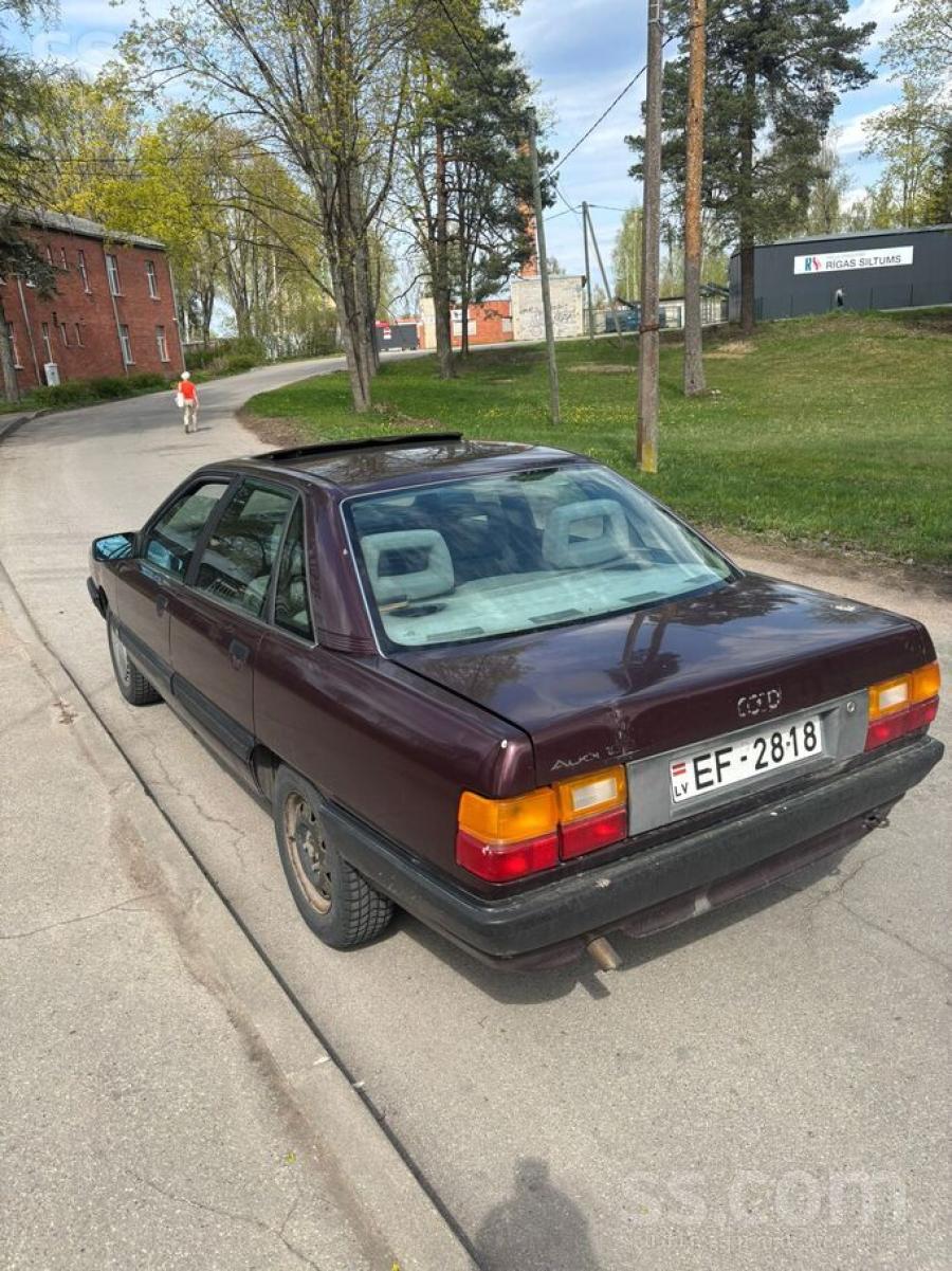 Sarkans Audi 100 1990 Rīga, ar dzinēja tilpumu 1.80 L un nobraukumu 240 tūkst. km par 800 €, foto 4 vietnē AUTOMOTO.COM.LV
