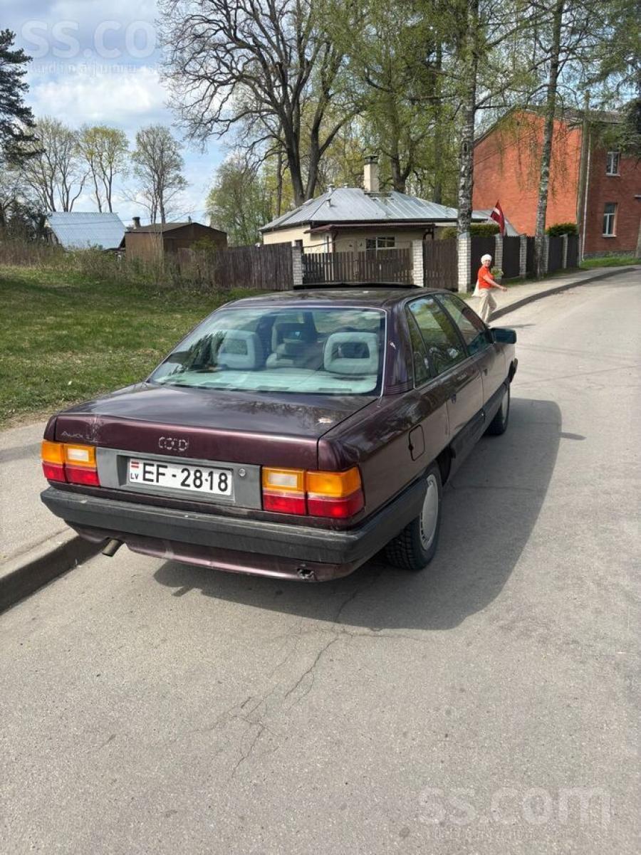 Sarkans Audi 100 1990 Rīga, ar dzinēja tilpumu 1.80 L un nobraukumu 240 tūkst. km par 800 €, foto 5 vietnē AUTOMOTO.COM.LV