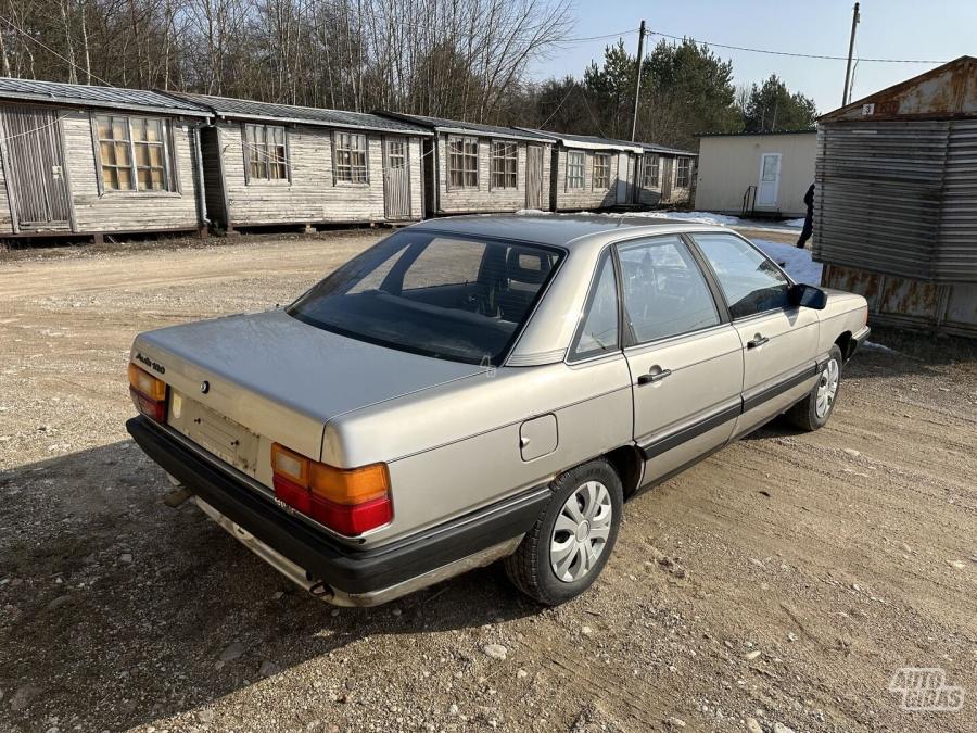 Audi 100 1986 Viļņa, ar dzinēja tilpumu 1.80 L un nobraukumu 325 tūkst. km par 750 €, foto 4 vietnē AUTOMOTO.COM.LV