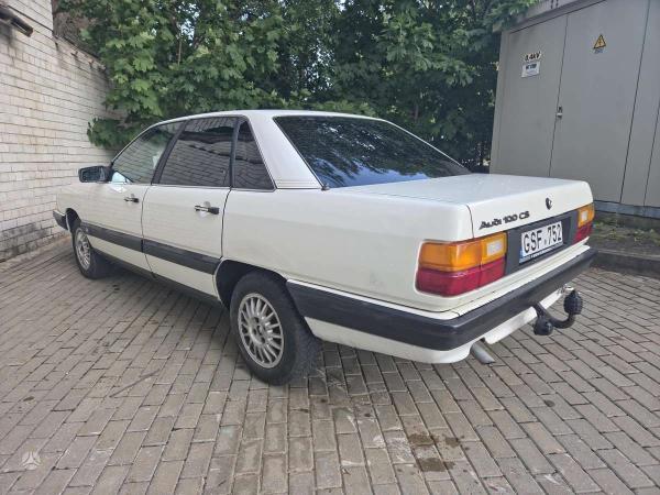 Balts Audi 100 1986 Viļņa, ar dzinēja tilpumu 1.80 L un nobraukumu 256 tūkst. km par 1100 €, foto 4 vietnē AUTOMOTO.COM.LV
