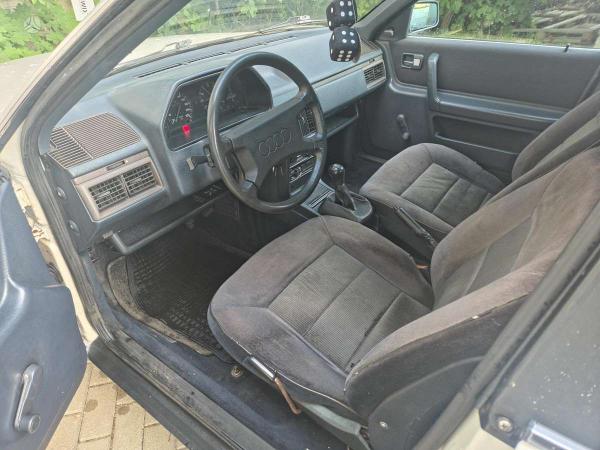 Balts Audi 100 1986 Viļņa, ar dzinēja tilpumu 1.80 L un nobraukumu 256 tūkst. km par 1100 €, foto 5 vietnē AUTOMOTO.COM.LV