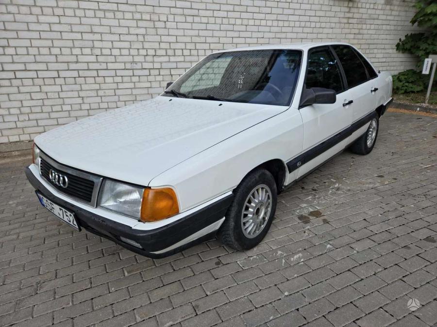 Белый Ауди 100 1986 в Вильнюс, объемом двигателя 1.80 л и пробегом 256 тыс. км за 1050 €, фото 3 на AUTOMOTO.COM.LV