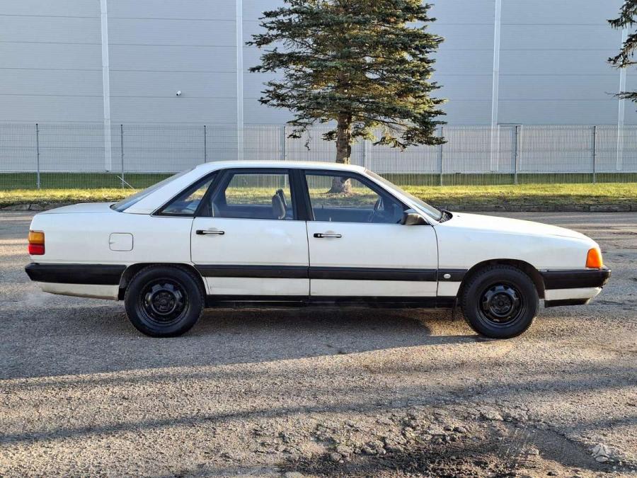 White Audi 100 1987 in Plunge, with an engine capacity of 1.97 L and mileage of 208 thousand km for 1750 €, photo 6 on AUTOMOTO.COM.LV
