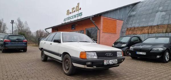 Белый Ауди 100 1989 в Валмиера, объемом двигателя 1.80 л и пробегом 425 тыс. км за 1150 €, фото 1 на AUTOMOTO.COM.LV