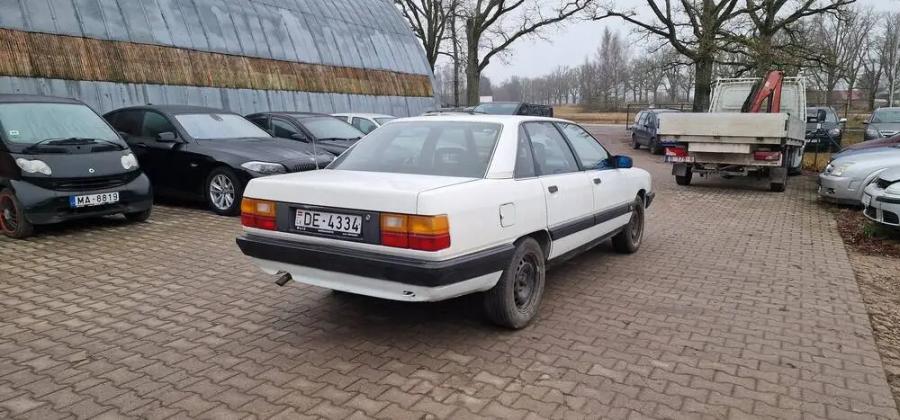 Белый Ауди 100 1989 в Валмиера, объемом двигателя 1.80 л и пробегом 425 тыс. км за 1150 €, фото 4 на AUTOMOTO.COM.LV