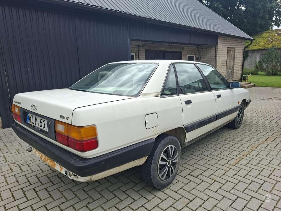 White Audi 100 1989 in Kretinga, with an engine capacity of 2.20 L and mileage of 365 thousand km for 950 €, photo 5 on AUTOMOTO.COM.LV