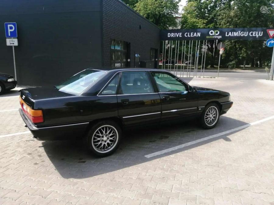 Black Audi 200 1989 in Riga, with an engine capacity of 2.23 L and mileage of 235 thousand km for 9900 €, photo 4 on AUTOMOTO.COM.LV