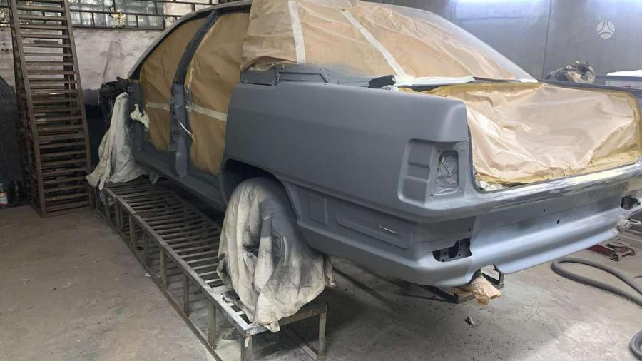 Black Audi 200 1989 in Riga, with an engine capacity of 2.23 L and mileage of 235 thousand km for 9900 €, photo 8 on AUTOMOTO.COM.LV