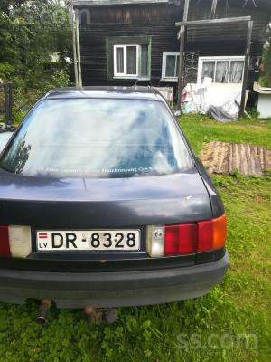 Black Audi 80 1989 in Valmiera, with an engine capacity of 1.80 L and mileage of 214 thousand km for 1100 €, photo 3 on AUTOMOTO.COM.LV