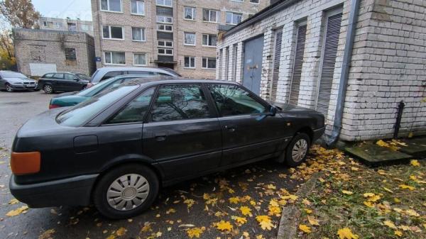 Black Audi 80 1991 in Riga, with an engine capacity of 1.90 L and mileage of 217 thousand km for 1000 €, photo 1 on AUTOMOTO.COM.LV