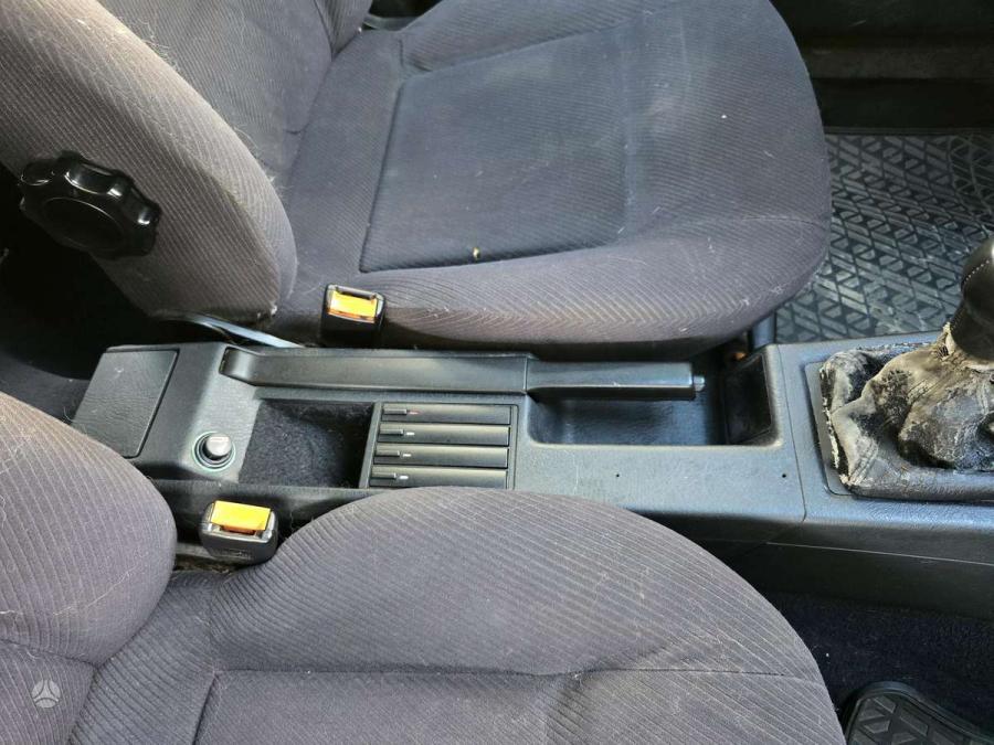 Black Audi 80 1993 in Siauliai, with an engine capacity of 1.98 L and mileage of 310 thousand km for 600 €, photo 33 on AUTOMOTO.COM.LV