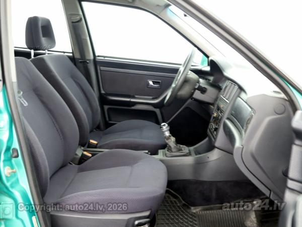 Green Audi 80 1994 in Tallinn, with an engine capacity of 2.00 L and mileage of 176 thousand km for 1199 €, photo 6 on AUTOMOTO.COM.LV