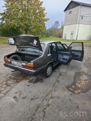 Pelēks Audi 80 1983 Talsi, ar dzinēja tilpumu 1.60 L un nobraukumu 271 tūkst. km par 4000 €, foto 15 vietnē AUTOMOTO.COM.LV