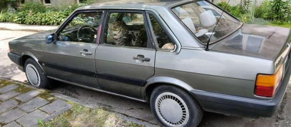 Grey Audi 80 1986 in Alytus, with an engine capacity of 1.60 L and mileage of 223 thousand km for 2500 €, photo 9 on AUTOMOTO.COM.LV