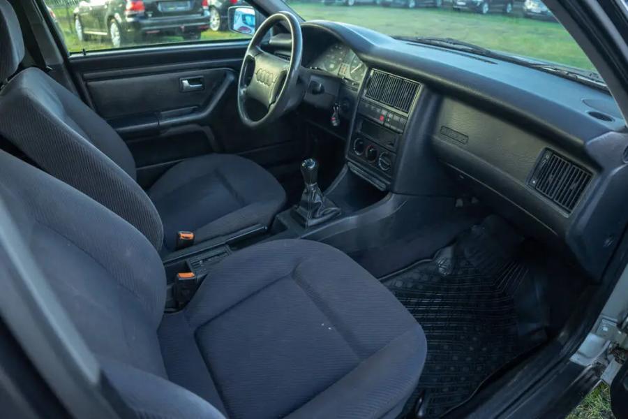 Pelēks Audi 80 1993 Liepāja, ar dzinēja tilpumu 1.90 L un nobraukumu 326 tūkst. km par 1000 €, foto 12 vietnē AUTOMOTO.COM.LV