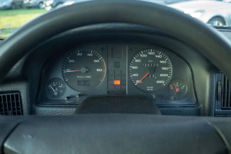 Pelēks Audi 80 1993 Liepāja, ar dzinēja tilpumu 1.90 L un nobraukumu 326 tūkst. km par 1000 €, foto 14 vietnē AUTOMOTO.COM.LV
