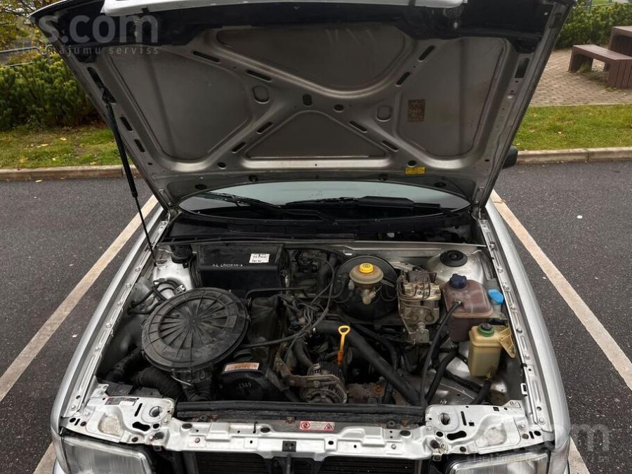 Grey Audi 80 1993 in Ogre, with an engine capacity of 2.00 L and mileage of 318 thousand km for 1600 €, photo 5 on AUTOMOTO.COM.LV