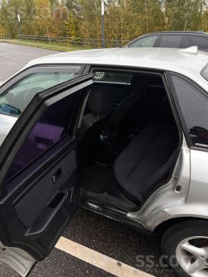 Grey Audi 80 1993 in Ogre, with an engine capacity of 2.00 L and mileage of 318 thousand km for 1600 €, photo 9 on AUTOMOTO.COM.LV
