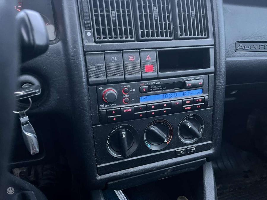 Pelēks Audi 80 1994 Viļņa, ar dzinēja tilpumu 1.90 L un nobraukumu 299 tūkst. km par 850 €, foto 9 vietnē AUTOMOTO.COM.LV