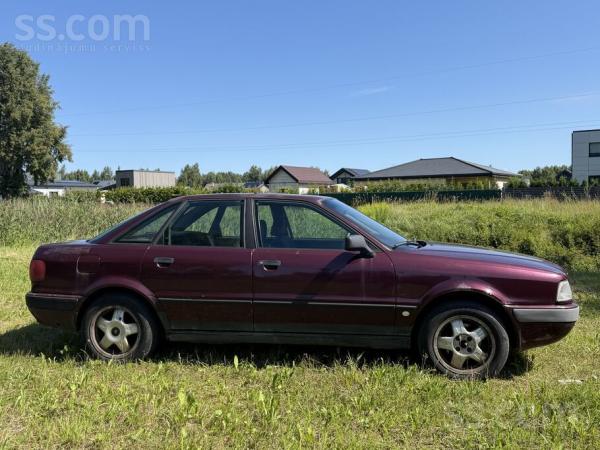 Audi 80 1994 in Riga on AUTOMOTO.COM.LV Red Audi 80 1994 in Riga, with an engine capacity of 2.00 L and mileage of 426 thousand km for 1200 €, photo 5 on AUTOMOTO.COM.LV