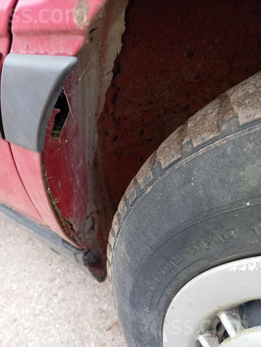 Sarkans Audi 80 1989 Ventspils, ar dzinēja tilpumu 1.60 L un nobraukumu 280 tūkst. km par 600 €, foto 16 vietnē AUTOMOTO.COM.LV