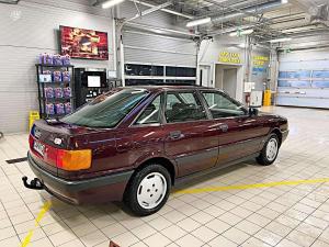 Sarkans Audi 80 1991 Viļņa, ar dzinēja tilpumu 1.78 L un nobraukumu 188 tūkst. km par 2400 €, foto  vietnē AUTOMOTO.COM.LV