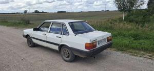 Balts Audi 80 1986 Panevēža, ar dzinēja tilpumu 1.58 L un nobraukumu 272 tūkst. km par 900 €, foto 4 vietnē AUTOMOTO.COM.LV