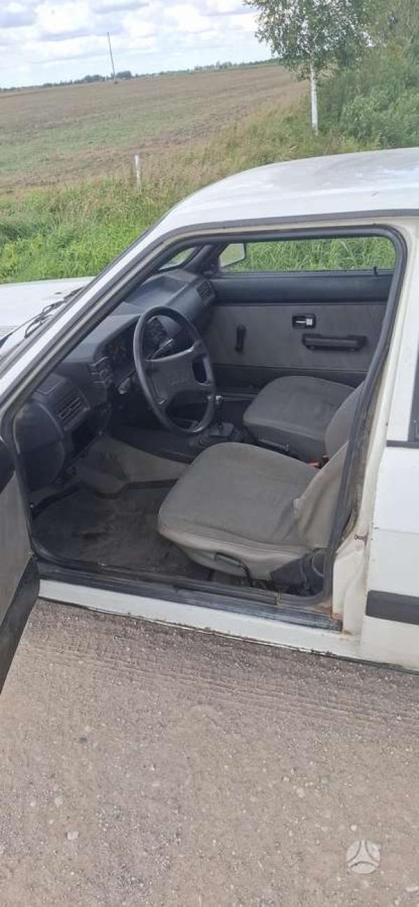 Balts Audi 80 1986 Panevēža, ar dzinēja tilpumu 1.58 L un nobraukumu 272 tūkst. km par 900 €, foto 10 vietnē AUTOMOTO.COM.LV