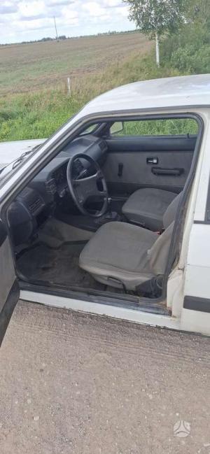 Balts Audi 80 1986 Panevēža, ar dzinēja tilpumu 1.58 L un nobraukumu 272 tūkst. km par 900 €, foto 11 vietnē AUTOMOTO.COM.LV
