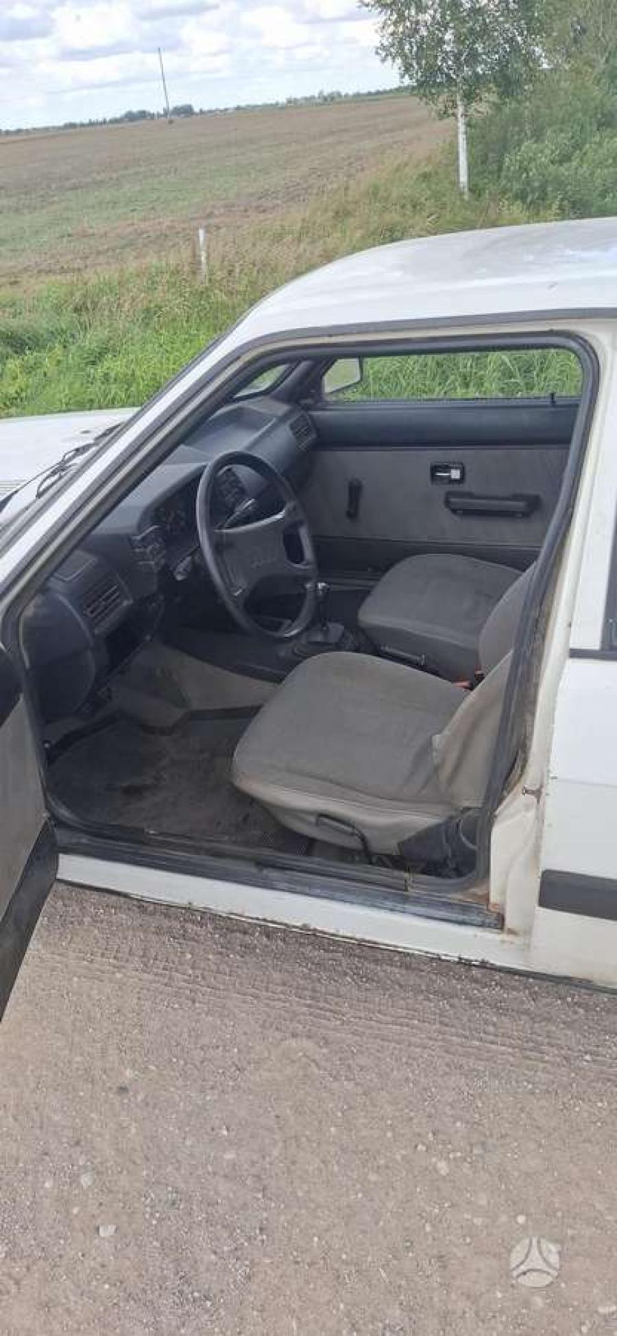 Balts Audi 80 1986 Panevēža, ar dzinēja tilpumu 1.58 L un nobraukumu 272 tūkst. km par 900 €, foto 11 vietnē AUTOMOTO.COM.LV