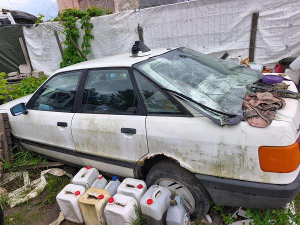 Balts Audi 80 1990 Viļņa, ar dzinēja tilpumu 1.80 L un nobraukumu 333 tūkst. km par 380 €, foto 3 vietnē AUTOMOTO.COM.LV