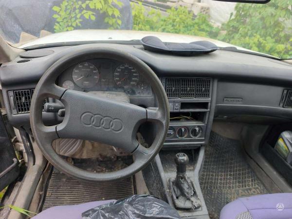 Balts Audi 80 1990 Viļņa, ar dzinēja tilpumu 1.80 L un nobraukumu 333 tūkst. km par 380 €, foto 4 vietnē AUTOMOTO.COM.LV