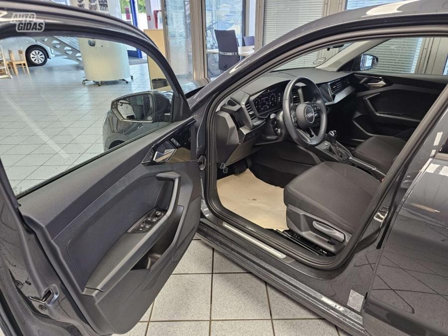 Pelēks Audi A1 2022 Kauņa, ar dzinēja tilpumu 1.00 L un nobraukumu 24 tūkst. km par 23478 €, foto 13 vietnē AUTOMOTO.COM.LV